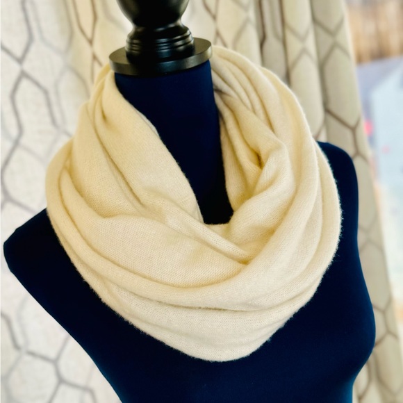 White + Warren | Accessories | Euc White Warren Off White Cashmere Cowl ...